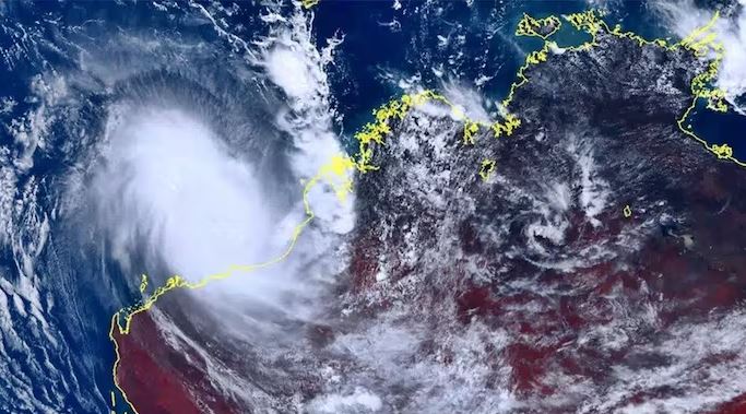 Destructive cyclone forecast to hit northwest Australia