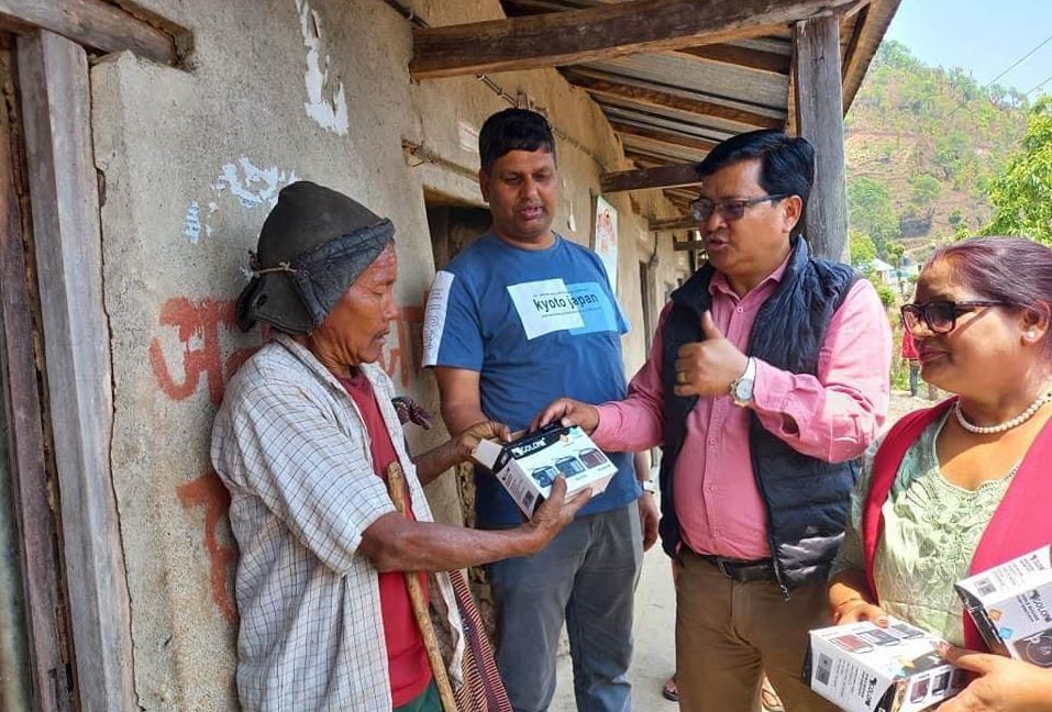 Radio sets distributed to destitute people