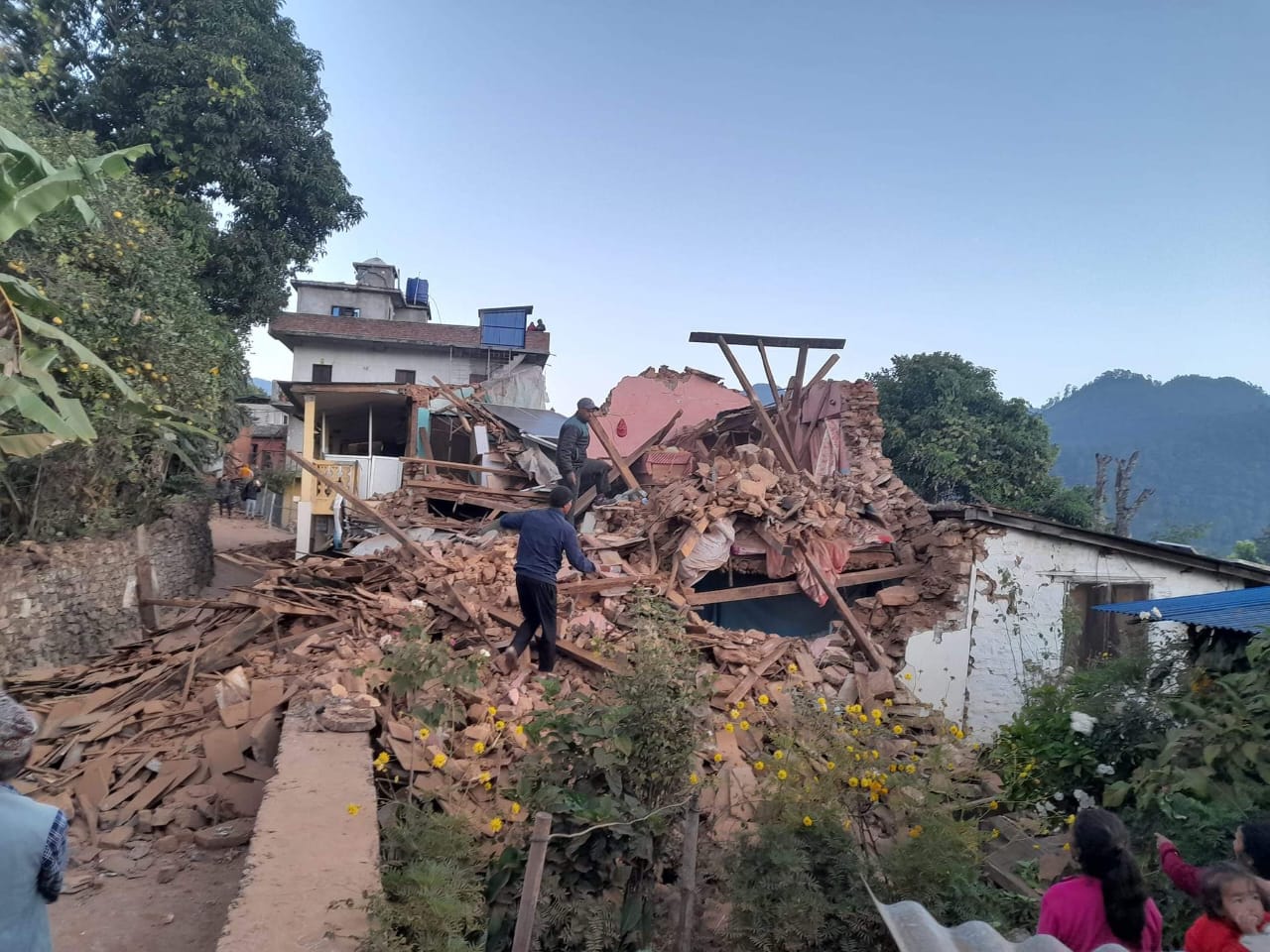17-year-old quake survivor lamenting her little sister's death from ...