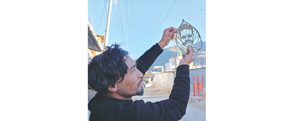 Biraj draws over 2000 arts in leaves