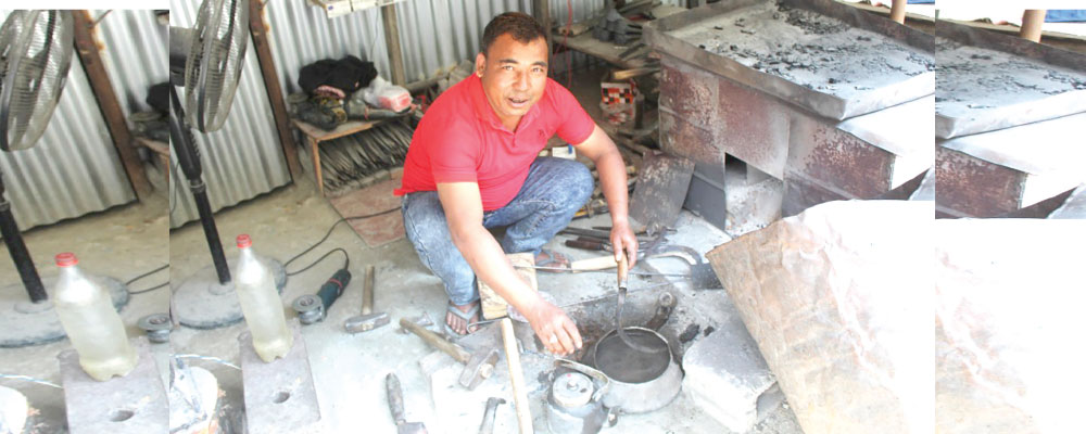 Lohar earns Rs. 80,000 a month by crafting traditional iron tools