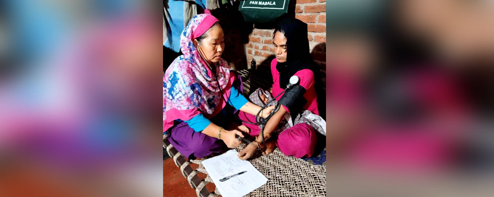 Health workers in Duduwa visit new mothers at their homes