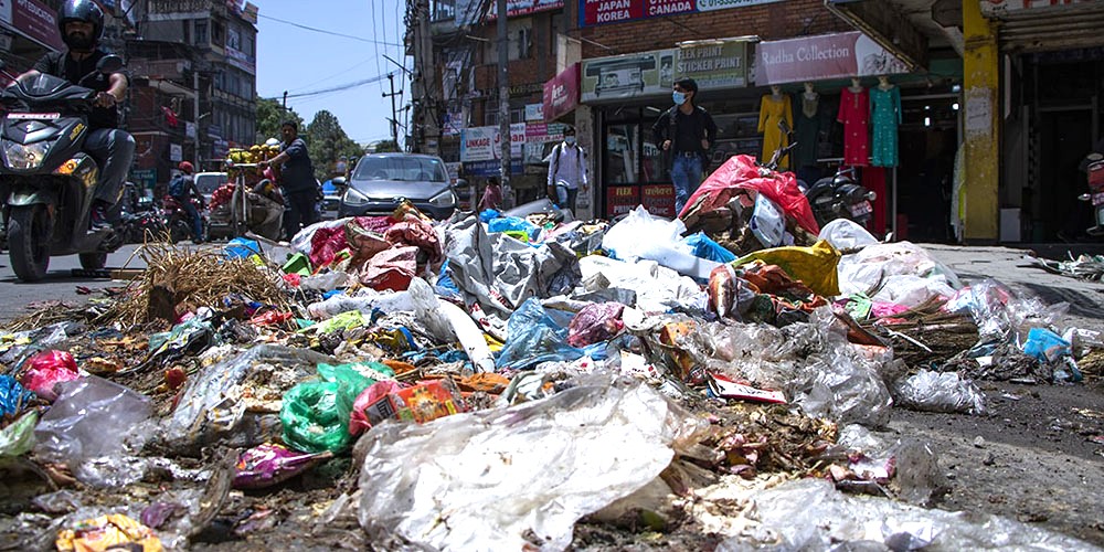 Piling garbage further risks spread of infectious diseases